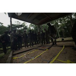 ImagesDéfense - Un stagiaire dirige un briefing sur caisse à sable ...