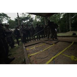 ImagesDéfense - Un stagiaire dirige un briefing sur caisse à sable ...