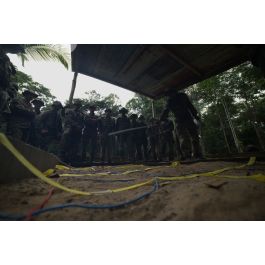 ImagesDéfense - Un stagiaire dirige un briefing sur caisse à sable ...
