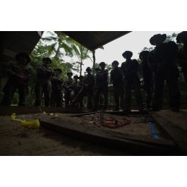 ImagesDéfense - Des stagiaires écoutent un briefing sur caisse à sable ...