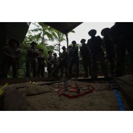 ImagesDéfense - Des stagiaires écoutent un briefing sur caisse à sable ...