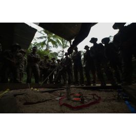 ImagesDéfense - Des stagiaires écoutent un briefing sur caisse à sable ...