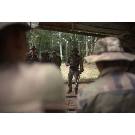 ImagesDéfense - Un stagiaire dirige un briefing sur caisse à sable ...
