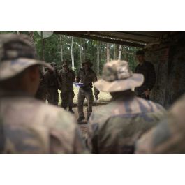 ImagesDéfense - Un stagiaire dirige un briefing supervisé par un ...