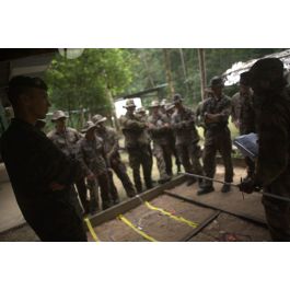 ImagesDéfense - Un stagiaire dirige un briefing supervisé par un ...