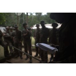 ImagesDéfense - Un stagiaire dirige un briefing sur caisse à sable ...