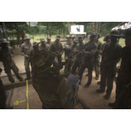 ImagesDéfense - Un stagiaire dirige un briefing sur caisse à sable ...