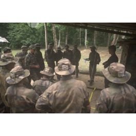 ImagesDéfense - Un stagiaire dirige un briefing supervisés par un ...