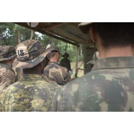 ImagesDéfense - Un stagiaire canadien suit un briefing avant un ...