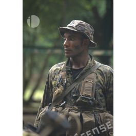 ImagesDéfense - Un stagiaire canadien écoute un briefing avant un ...