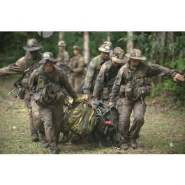ImagesDéfense - Des stagiaires transportent leurs paquetages lors d'un ...