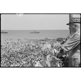 ImagesDéfense - Les autorités militaires se tiennent près la plage de ...