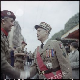 ImagesDéfense - Le général Raoul Salan félicite le colonel Roger ...
