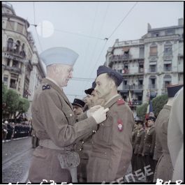 ImagesDéfense - Le général Jacques Allard décore un soldat musulman.