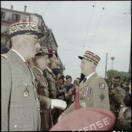 ImagesDéfense - Le général Raoul Salan félicite le général Redon.