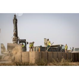 ImagesDéfense - Des sapeurs du 25e régiment du génie de l'air (RGA) remplisent des bastion wall ...