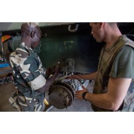 ImagesDéfense - Un instructeur montre comment réaliser une intervention ...