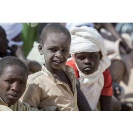 ImagesDéfense - Des enfants assistent à une cérémonie à Faya-Largeau ...