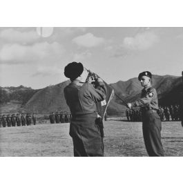 ImagesDéfense - [Le général Monclar décore le fanion du bataillon ...