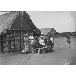 ImagesDéfense - [Des Malgaches et des officiers réunis autour d'une table.]