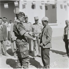 ImagesDéfense - [Le général de brigade Jacques Massu remet un fusil à ...