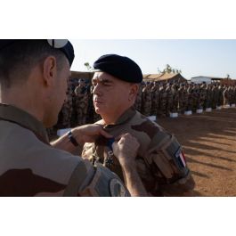 ImagesDéfense - Le général Cyril Carcy remet la médaille de l'Ordre ...