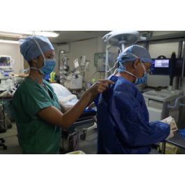 ImagesDéfense - Une aide-soignante aide un infirmier du Rôle 2 à se ...