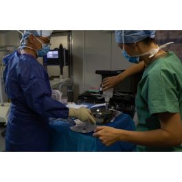 ImagesDéfense - Un infirmier et une aide-soignante du Rôle 2 préparent ...