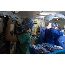 ImagesDéfense - Une aide-soignante du Rôle 2 sert les instruments ...