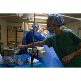 ImagesDéfense - Une aide-soignante du Rôle 2 assiste les chirurgiens ...