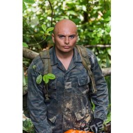 ImagesDéfense - L'aide-moniteur Felipe découpe à la tronçonneuse un ...