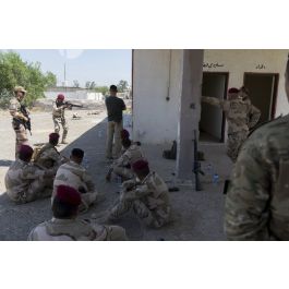 ImagesDéfense - Un soldat irakien mène un exercice de franchissement d ...