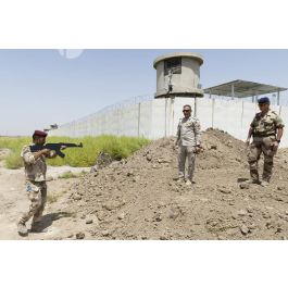 ImagesDéfense - Un soldat irakien mène un contrôle de zone sous la ...