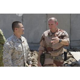 ImagesDéfense - Le lieutenant-colonel Gaspar s'entretient avec le major ...