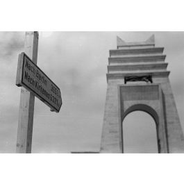 ImagesDéfense - L'Arco dei Fileni et un panneau indique les distances ...