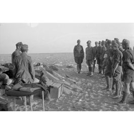 ImagesDéfense - Le général Erwin Rommel inspecte des positions allemandes.