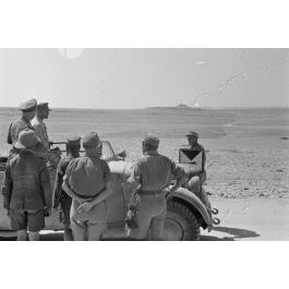 ImagesDéfense - Les généraux Rommel et Gause parlent avec le capitaine ...