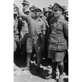 ImagesDéfense - Le général Erwin Rommel suit les explications d'un sous ...