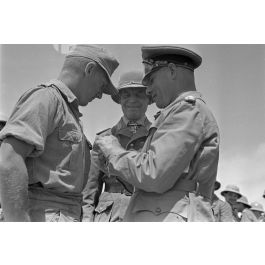 ImagesDéfense - Le général (Generalleutnant) Erwin Rommel décore un ...