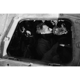 ImagesDéfense - Le caméraman Hans Ertl, au poste du radio-tireur ...