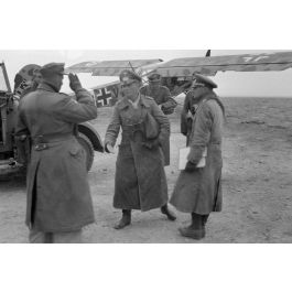 ImagesDéfense - Le général Erwin Rommel descend d'un avion de liaison ...