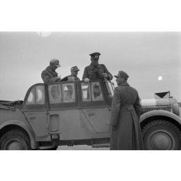 ImagesDéfense - Le général (General der Panzertruppe) Crüwell debout ...