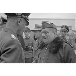 ImagesDéfense - Le général italien Ugo Cavarello en conversation avec ...