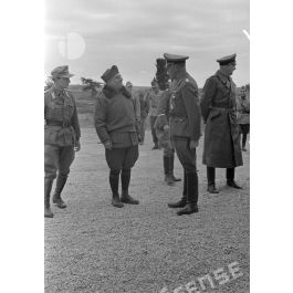 ImagesDéfense - Les généraux Cavarello et Crüwell en conversation ...