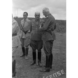 ImagesDéfense - Le général Ludwig Crüwell en pleine conversation avec ...