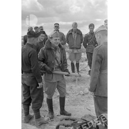 ImagesDéfense - Le général Ettore Bastico, une pioche à la main ...