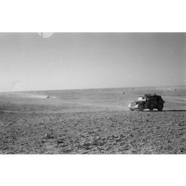 ImagesDéfense - Une voiture Kfz-12 roule dans le désert.