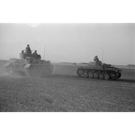 ImagesDéfense - Un char Panzer IV (Pz-IV Ausf-F1) passe entre la ...
