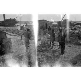 ImagesDéfense - Dans le port de Tobrouk, des ouvriers et des prisonniers britanniques s'activent ...