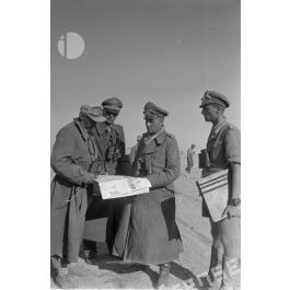 ImagesDéfense - Le maréchal (Generalfeldmarschall) Erwin Rommel donne ...
